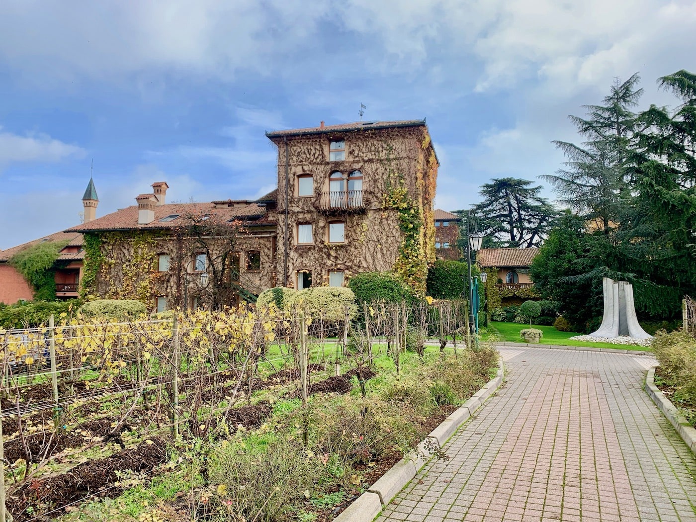 A Guide to Franciacorta Wine Region - the TRAVEL ABSTRACT